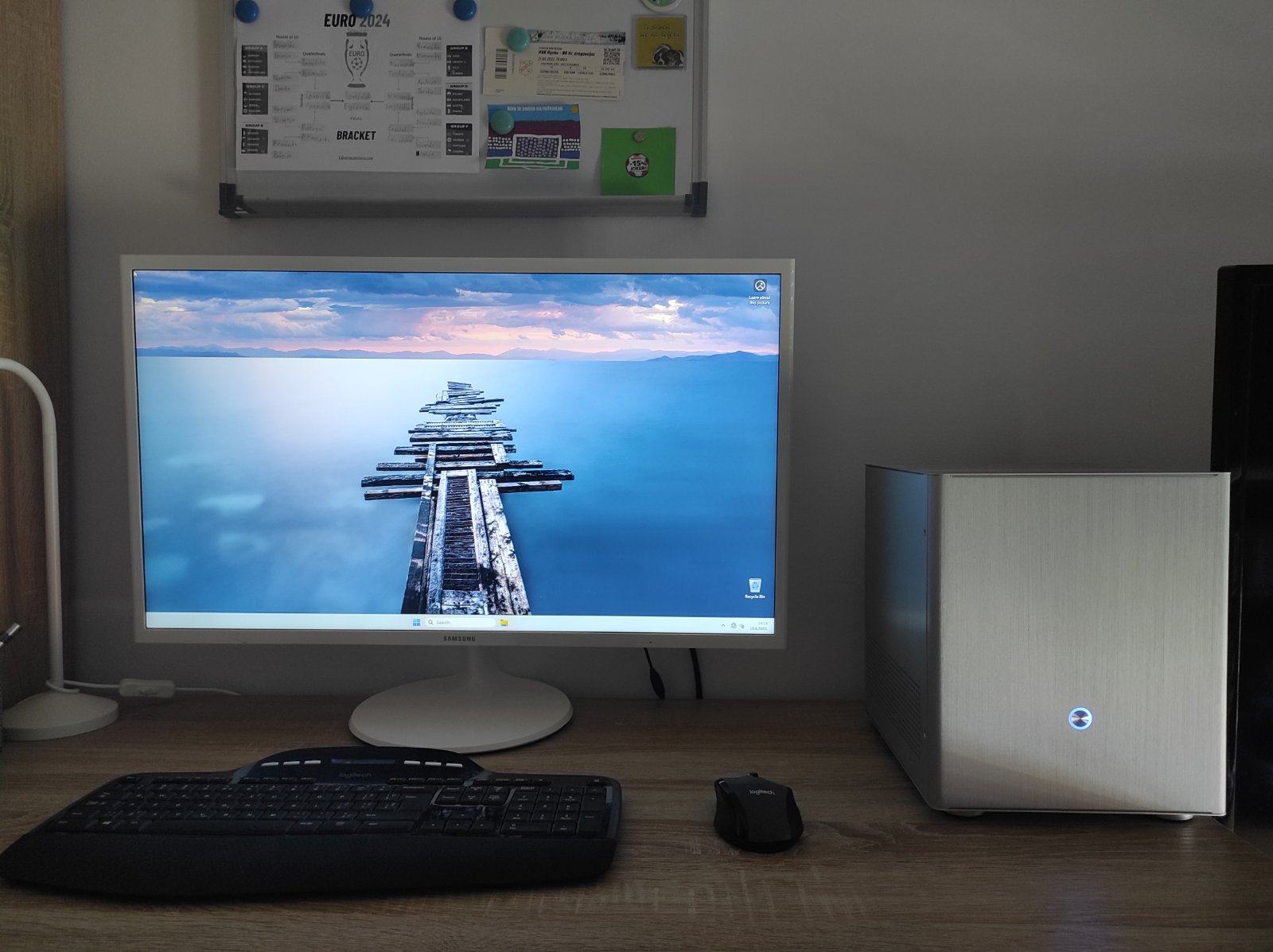 Kompaktni desktop gaming PC sa periferijom
