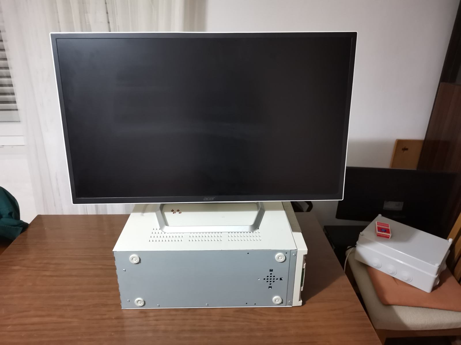 Kompjuter i monitor