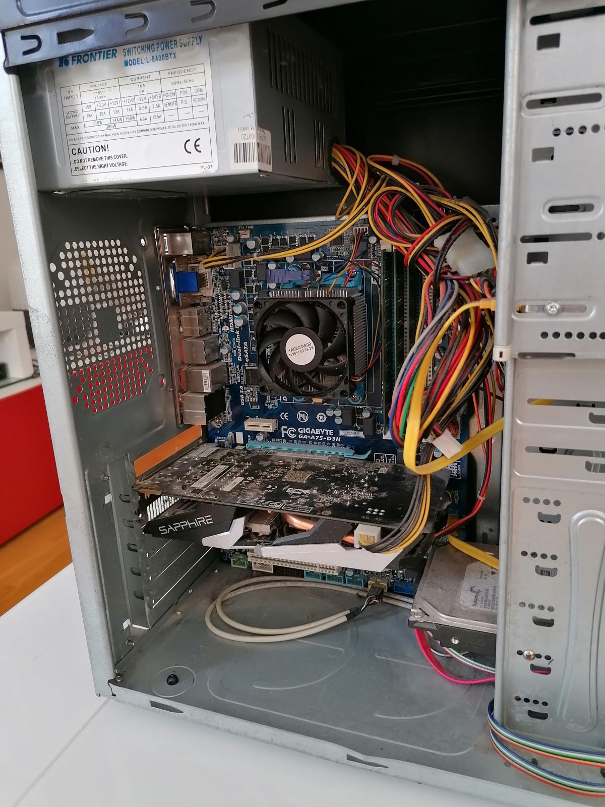 KOMPJUTER +MONITOR+TIPKOVNICA+MIŠ