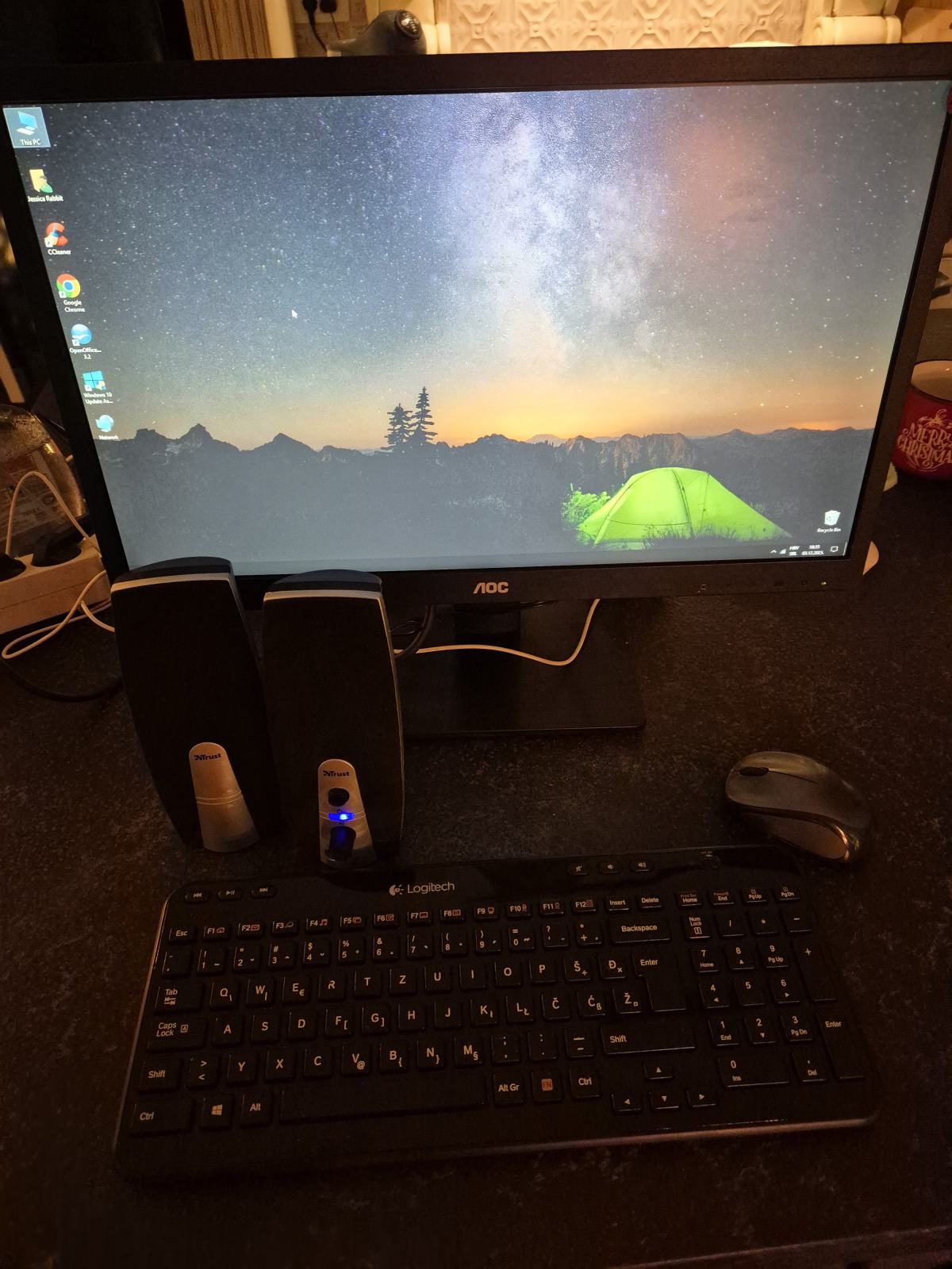 Minix Z83-4, AOC monitor, Logitech periferija