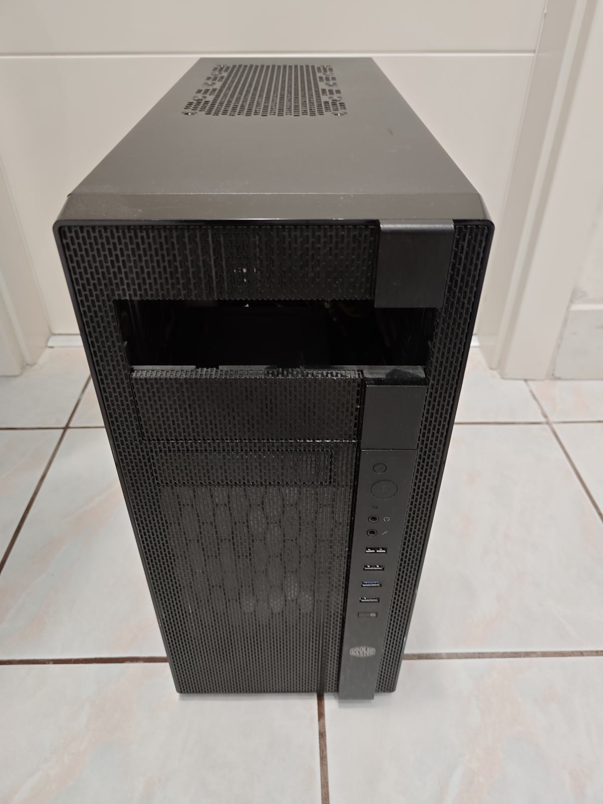 PC i7-960 + monitor LG Flatron 22EA53VQ + tipkovnica Logitech LX 710