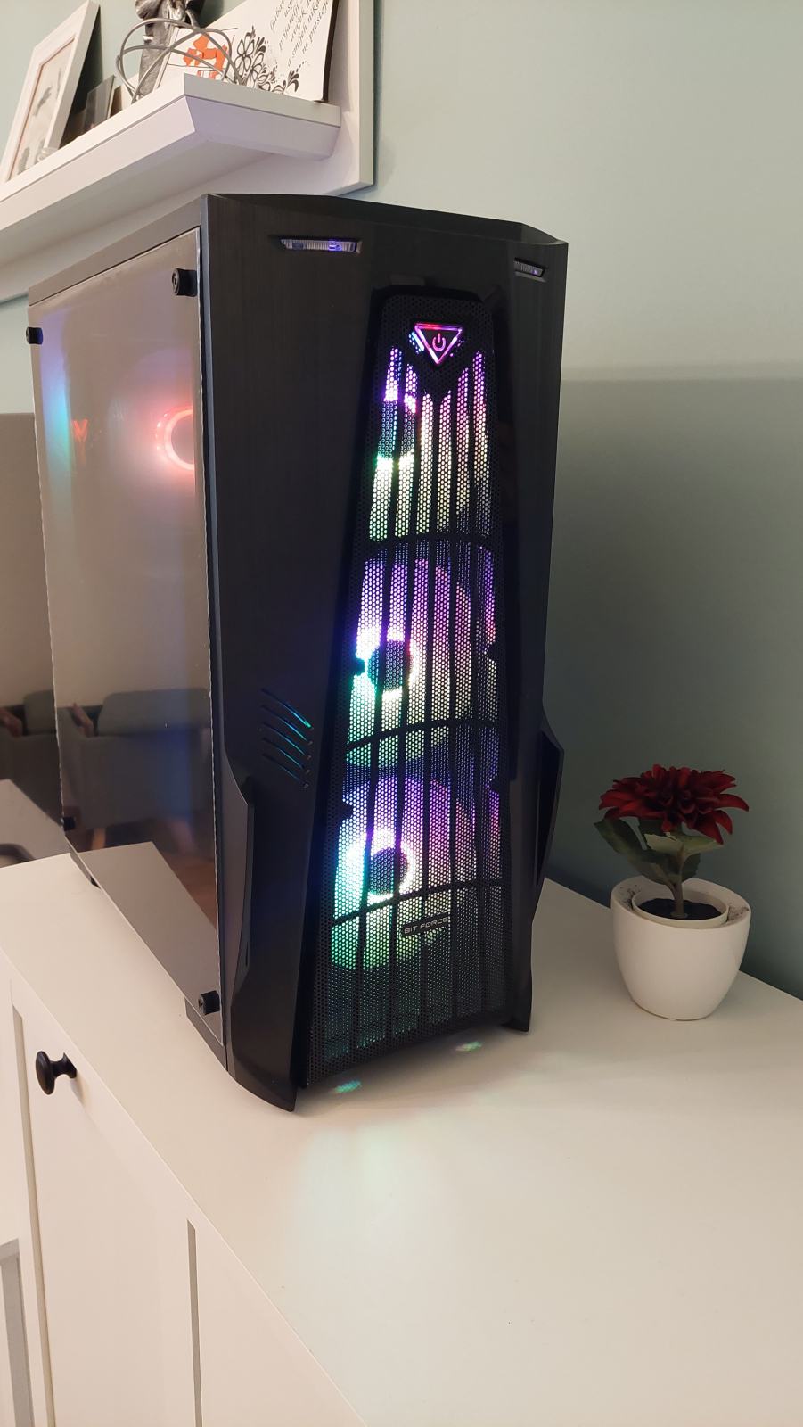 PC - Ryzen 7 3700X; RTX 2060 6GB; 32GB RAM; NVMe SSD 256GB; HDD 1TB