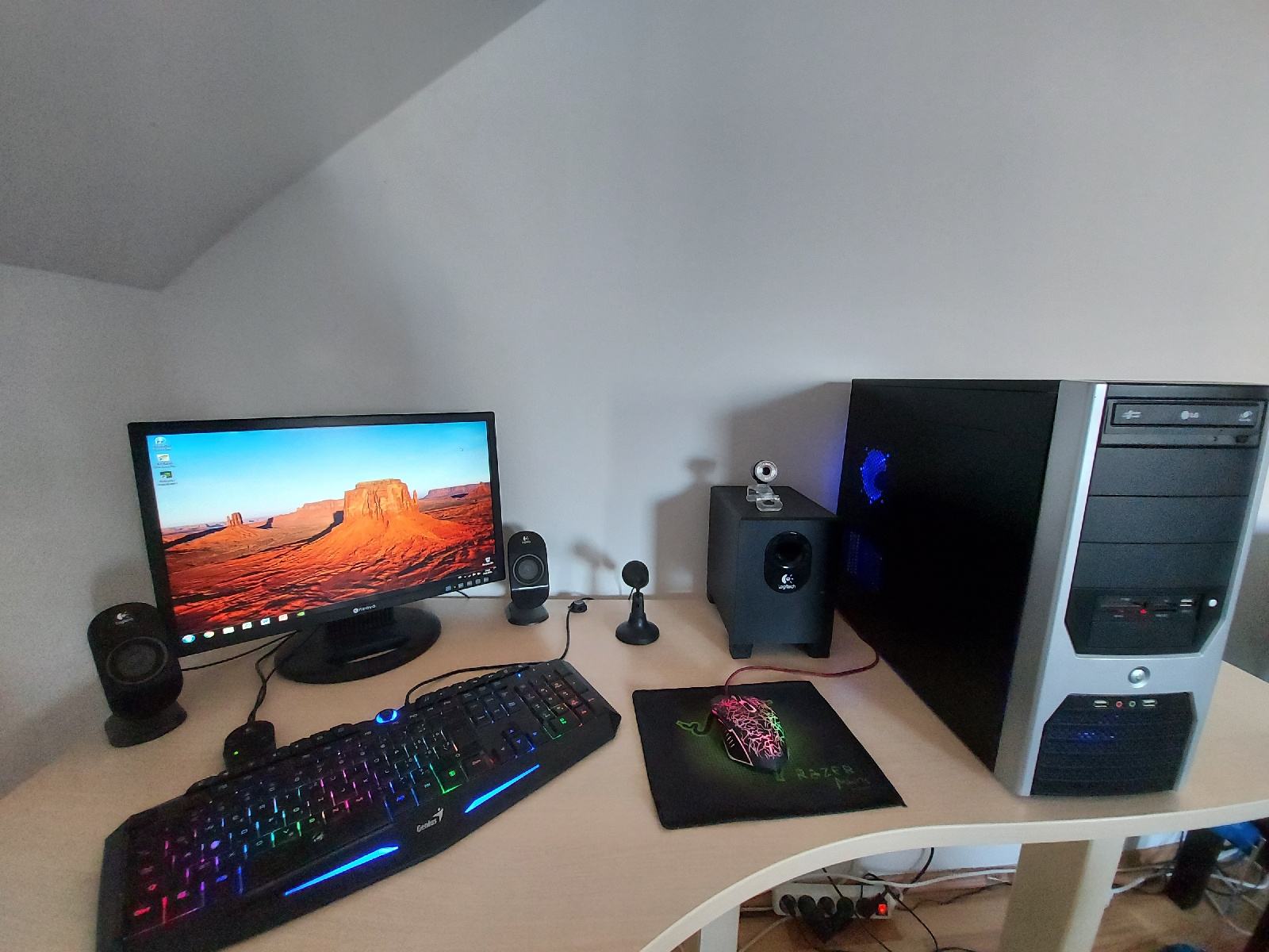 PC setup, monitor,mis,tipkovnica,podloga,zvucnici,kamera,mikrofon