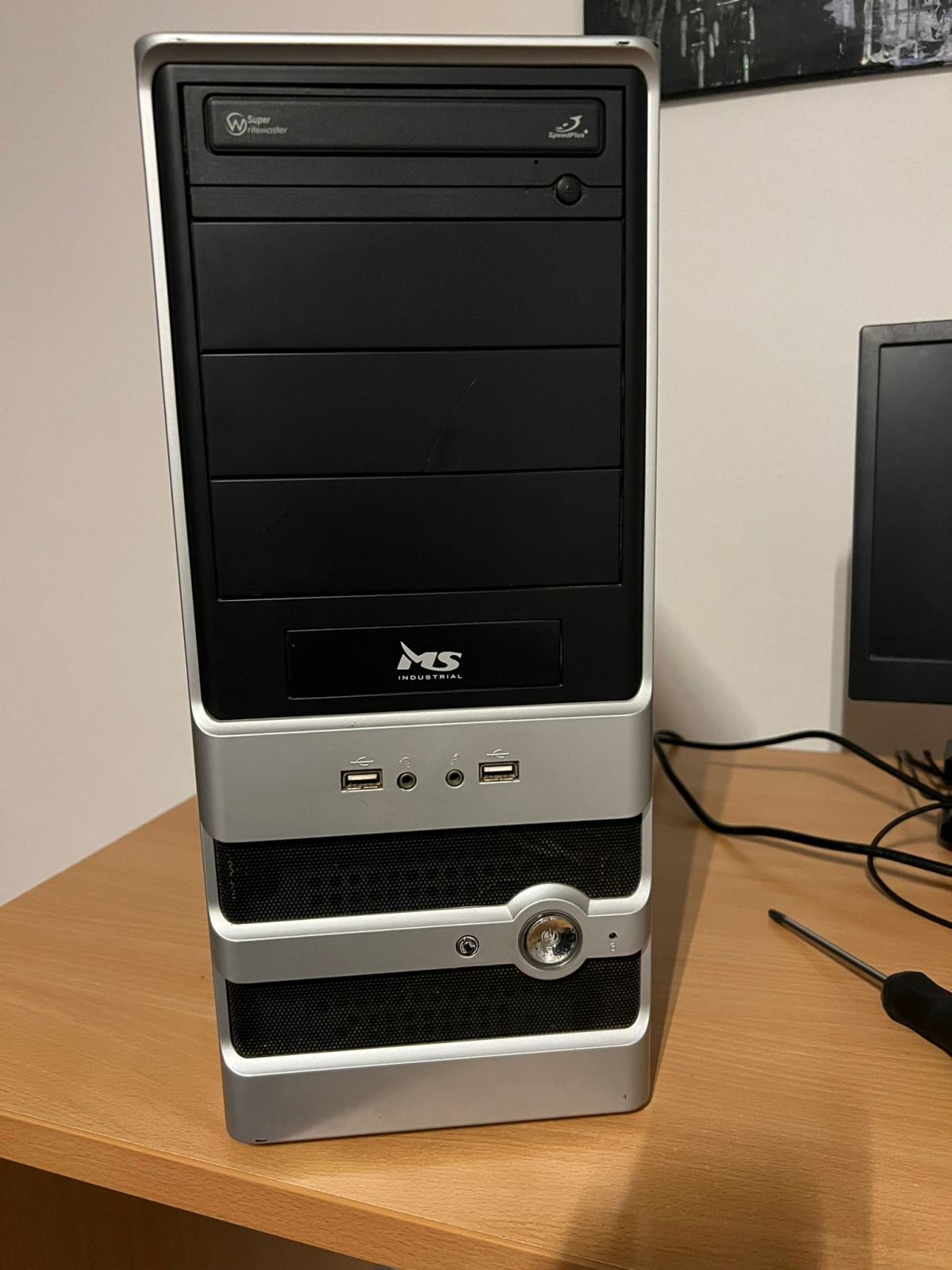 Prodajem 2 stara kompjutera