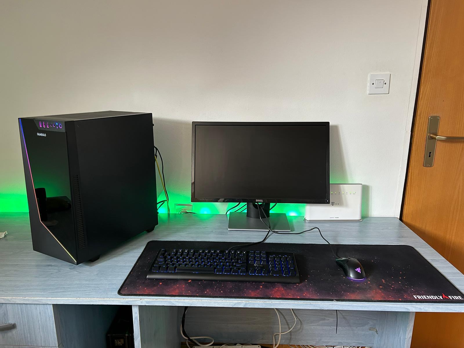 Prodajem Gaming setup: PC, monitor i periferija