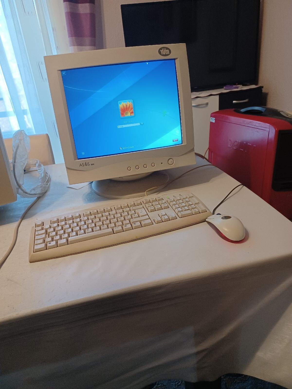 Računalo, 2 monitora, miš, tipkovnica