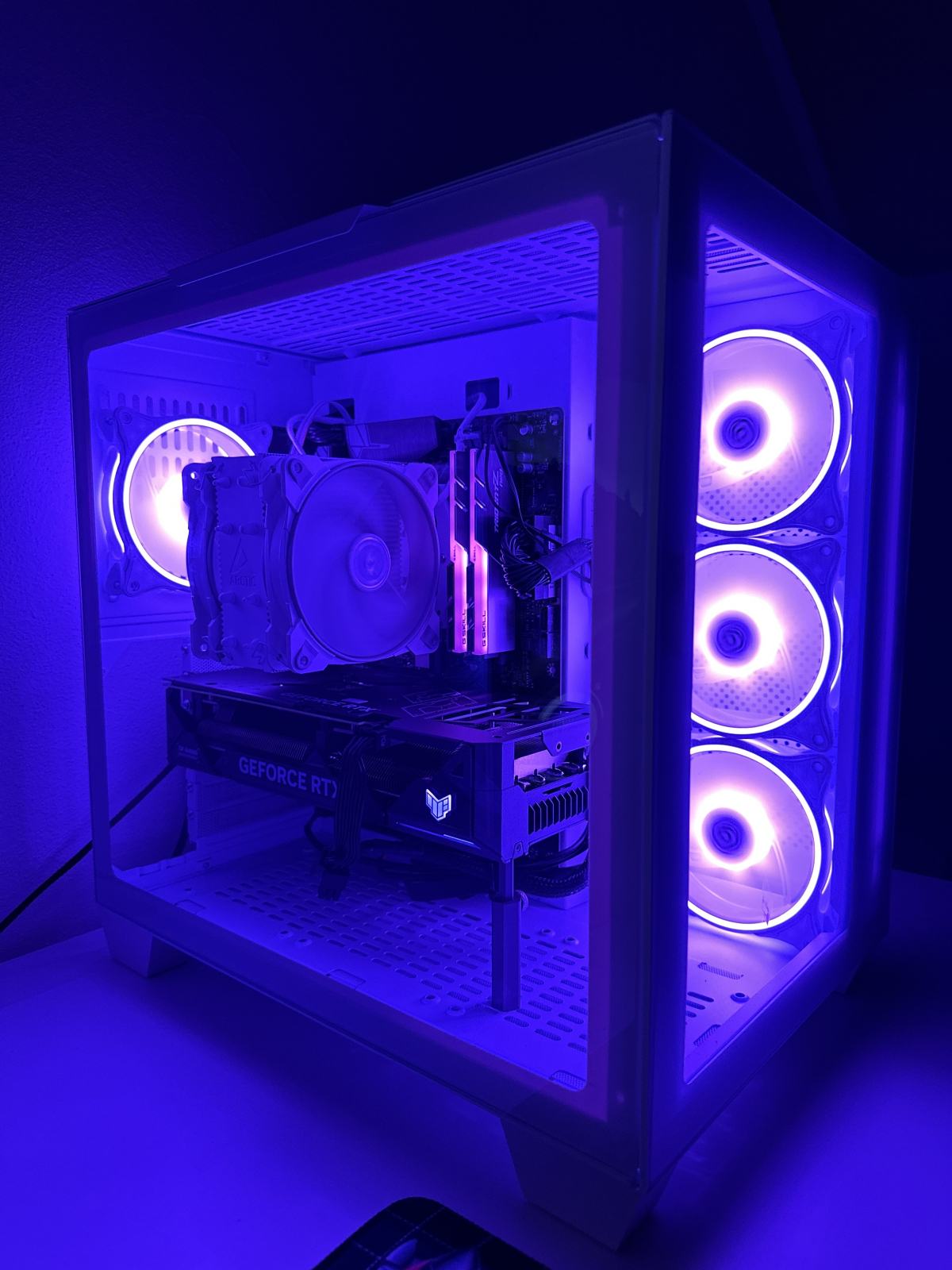 RTX 4070+Ryzen 7 5800X3D+32gb ram 3600mhz *PRILIKA*