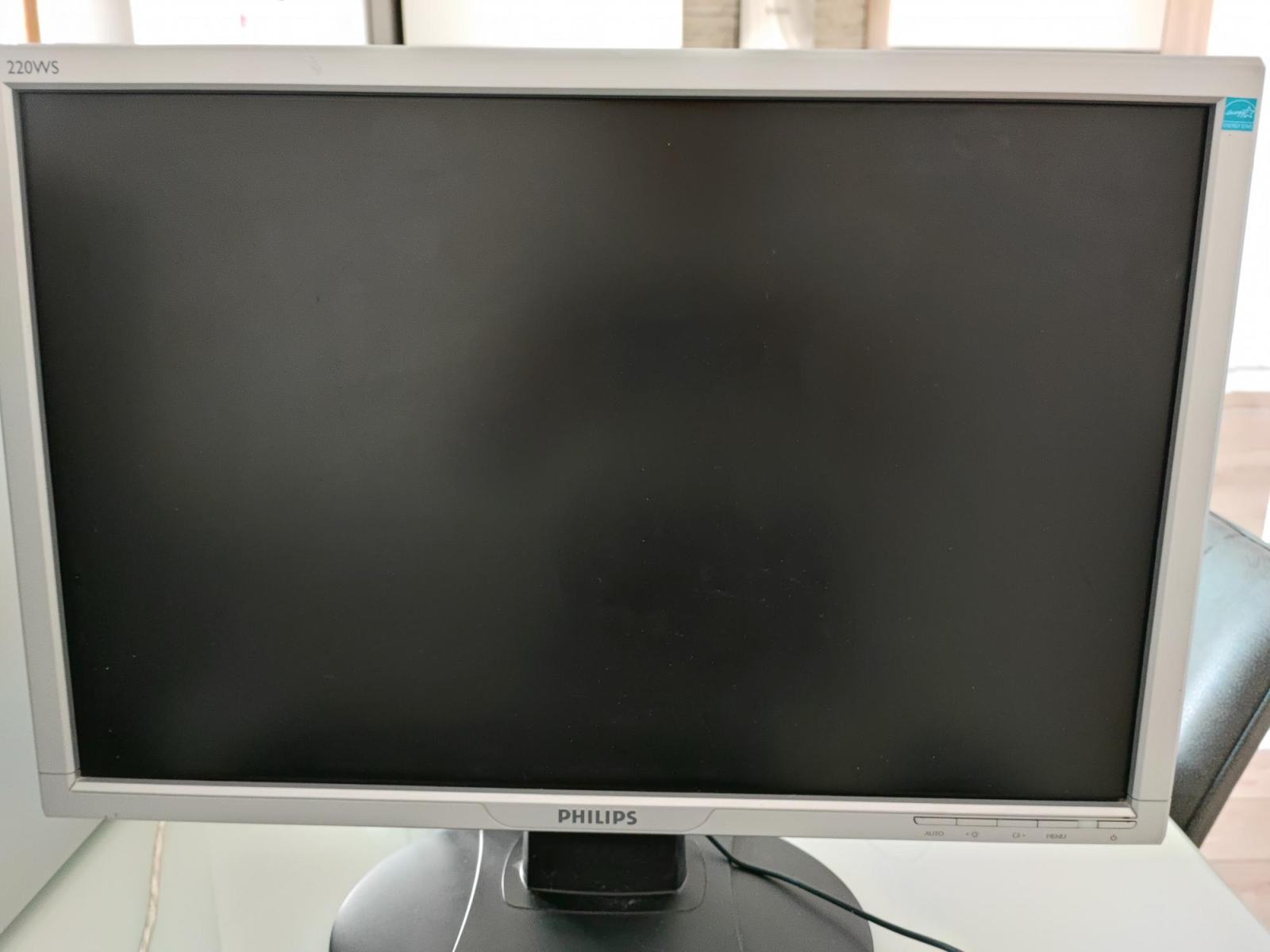 Stolno računalo + 5.1 zvučnici