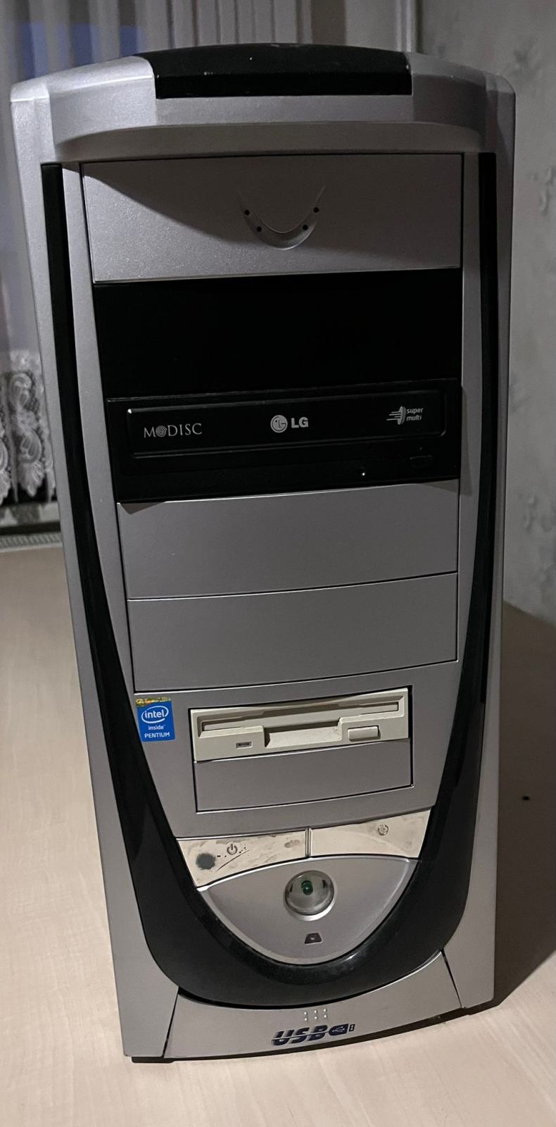 Stolno računalo + monitor + miš + tipkovnica