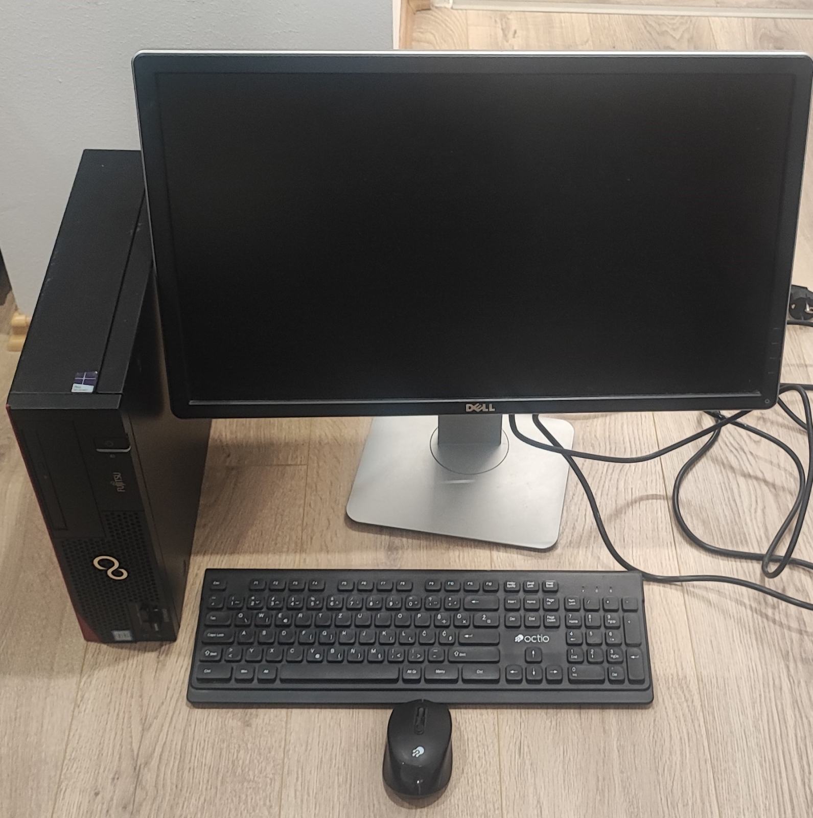 Stolno računalo+monitor+periferija