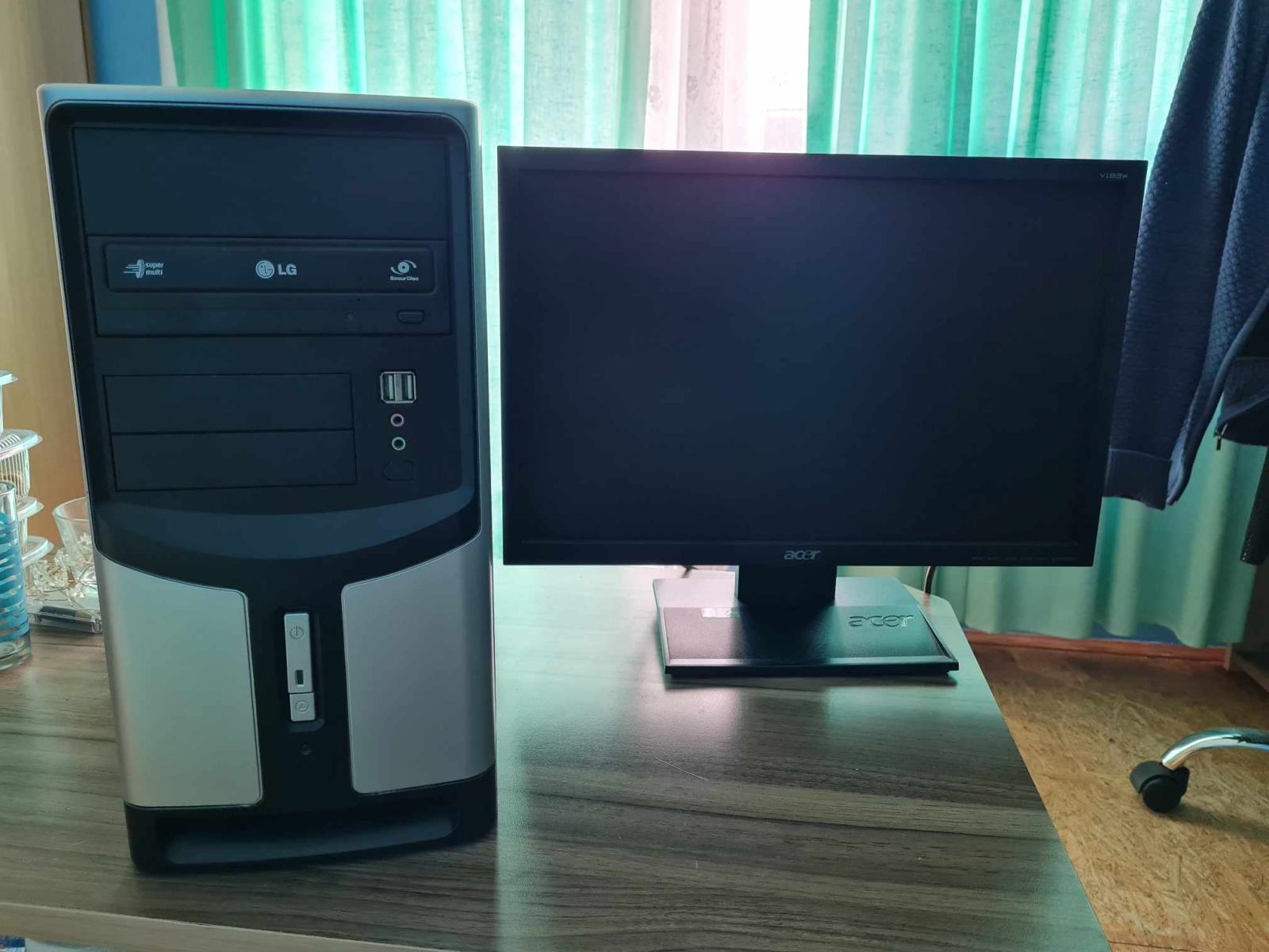 Stolno računalo, monitor, tipkovnica i miš