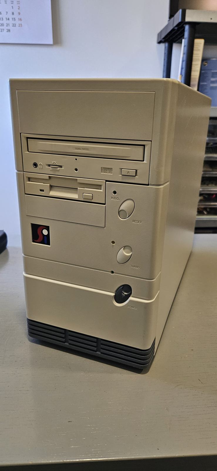 Vintage retro PC Intel Pentium 100MHz
