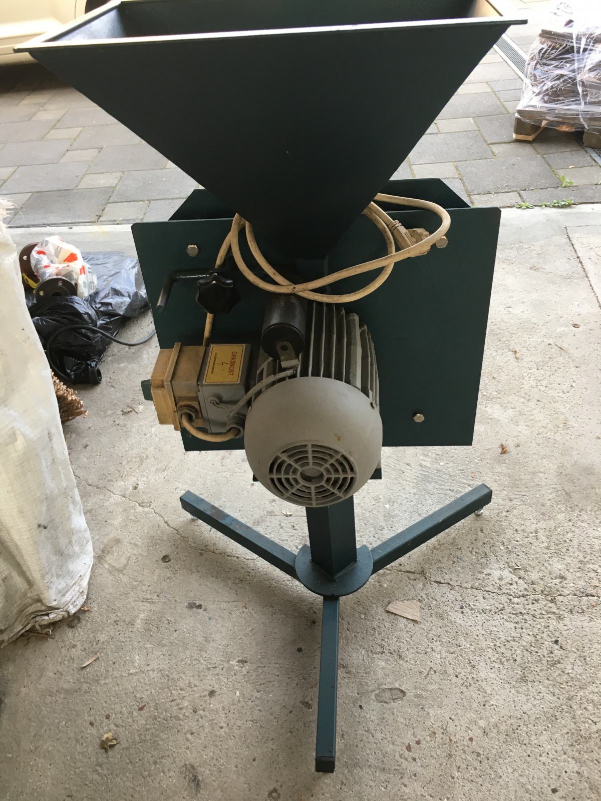 Mlin za mljevenje sećera za pćelinje pogaće