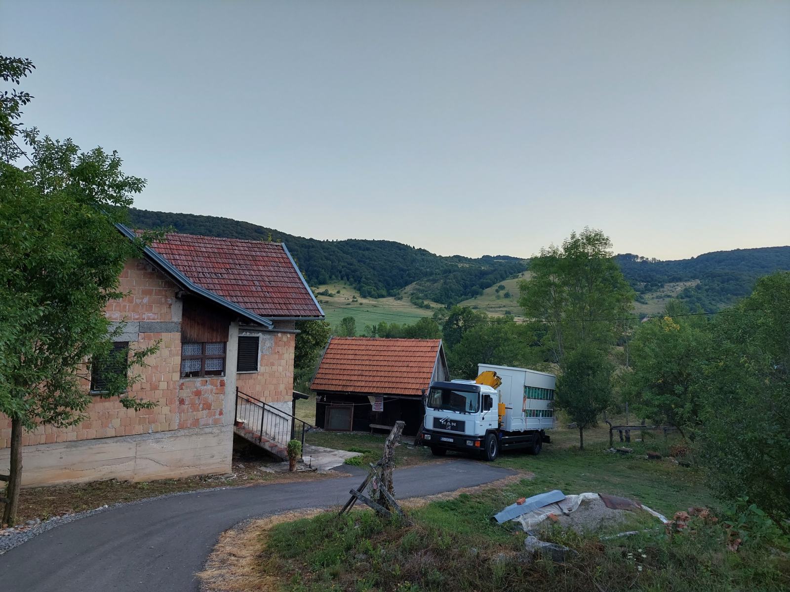 Pčelarski kamion sa kranom