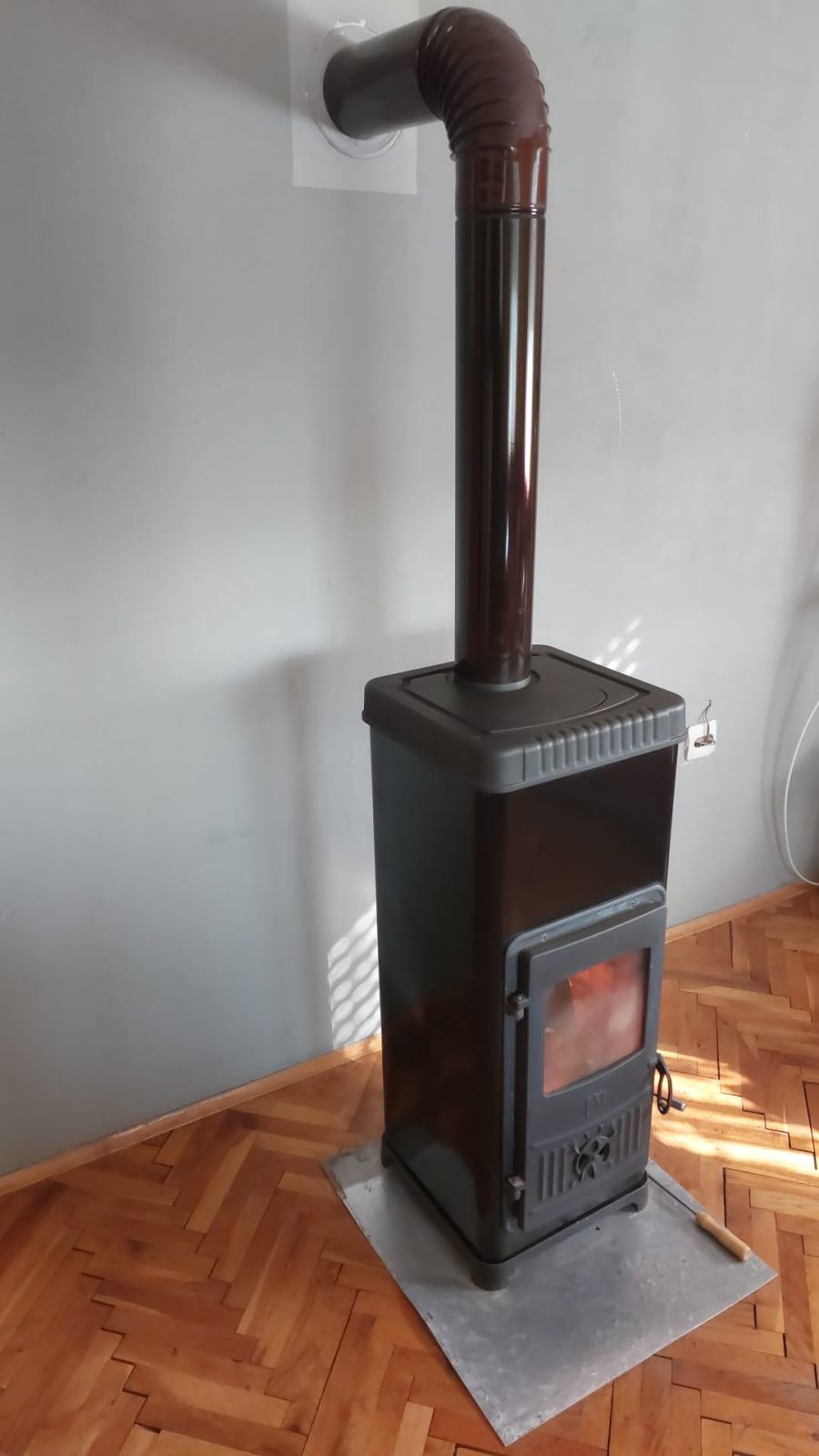 Plamen Dora 10N pec + usisavac za pepel, cijev 1m, koljeno i sajla