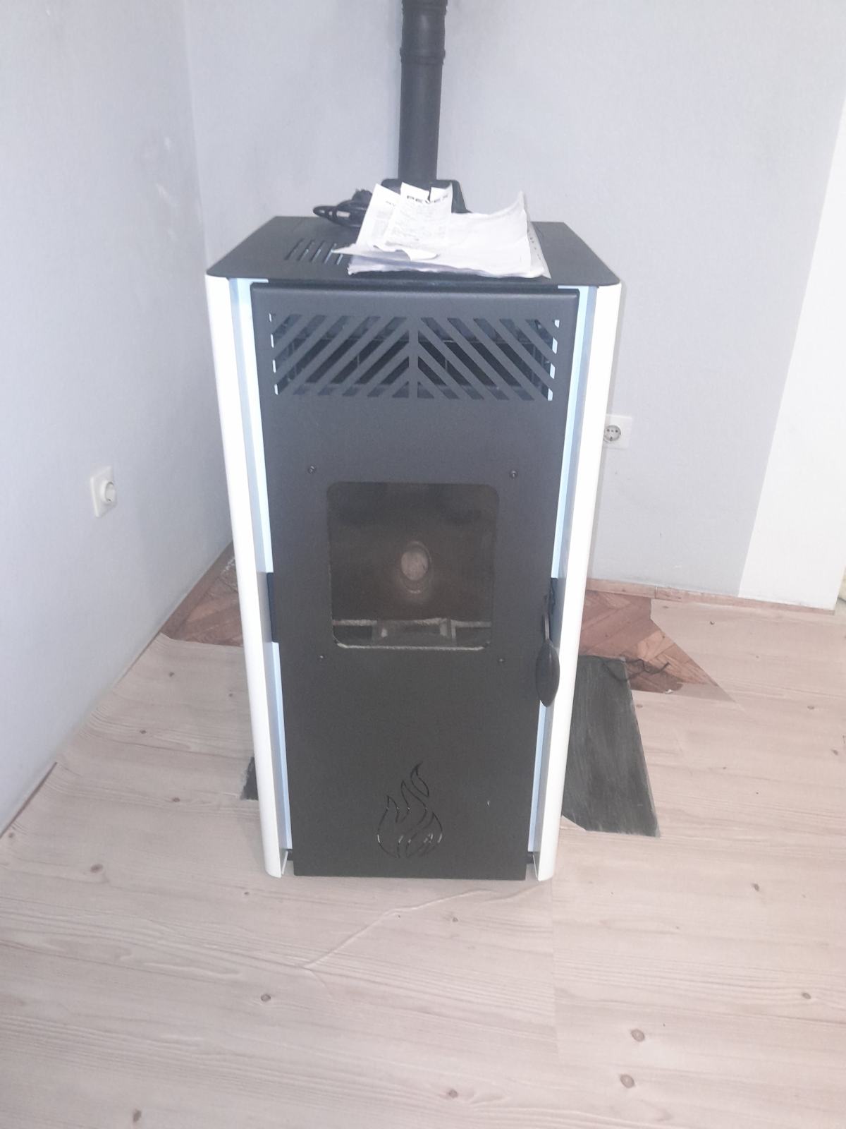 Prodajem pec na pelete 10kw 400eura kupljena prije 5 mjeseca