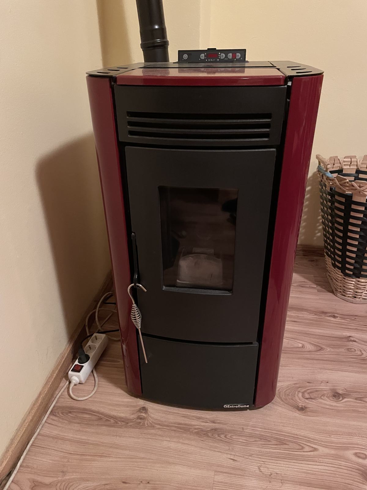 Sobna peć na pelete Nordica Ketty 6,3kW (65m2), s dimovodnim cijevima