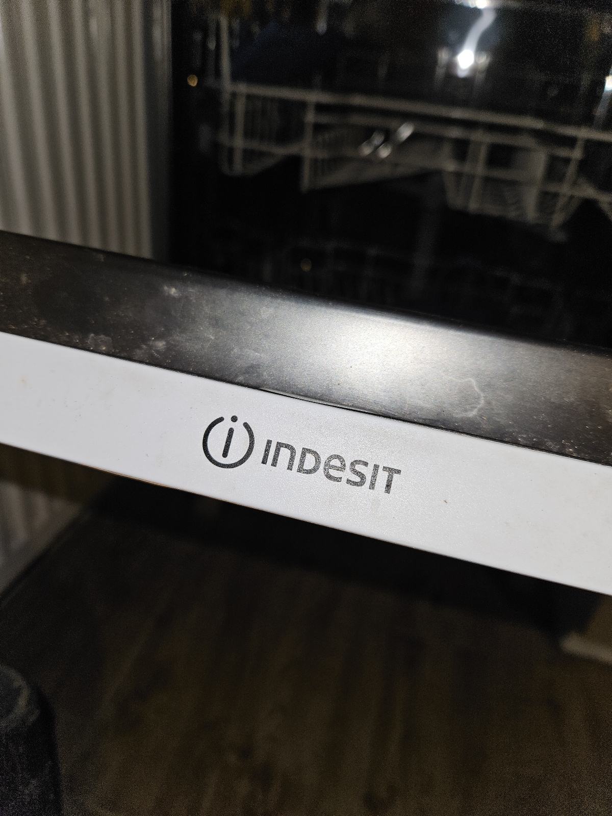 Perilica posudja Indesit