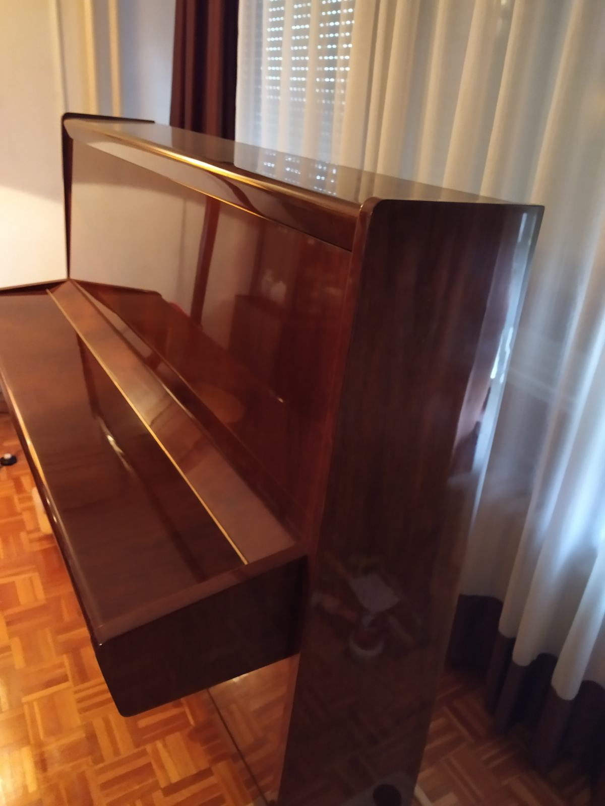 Pianino Petrof model Opera