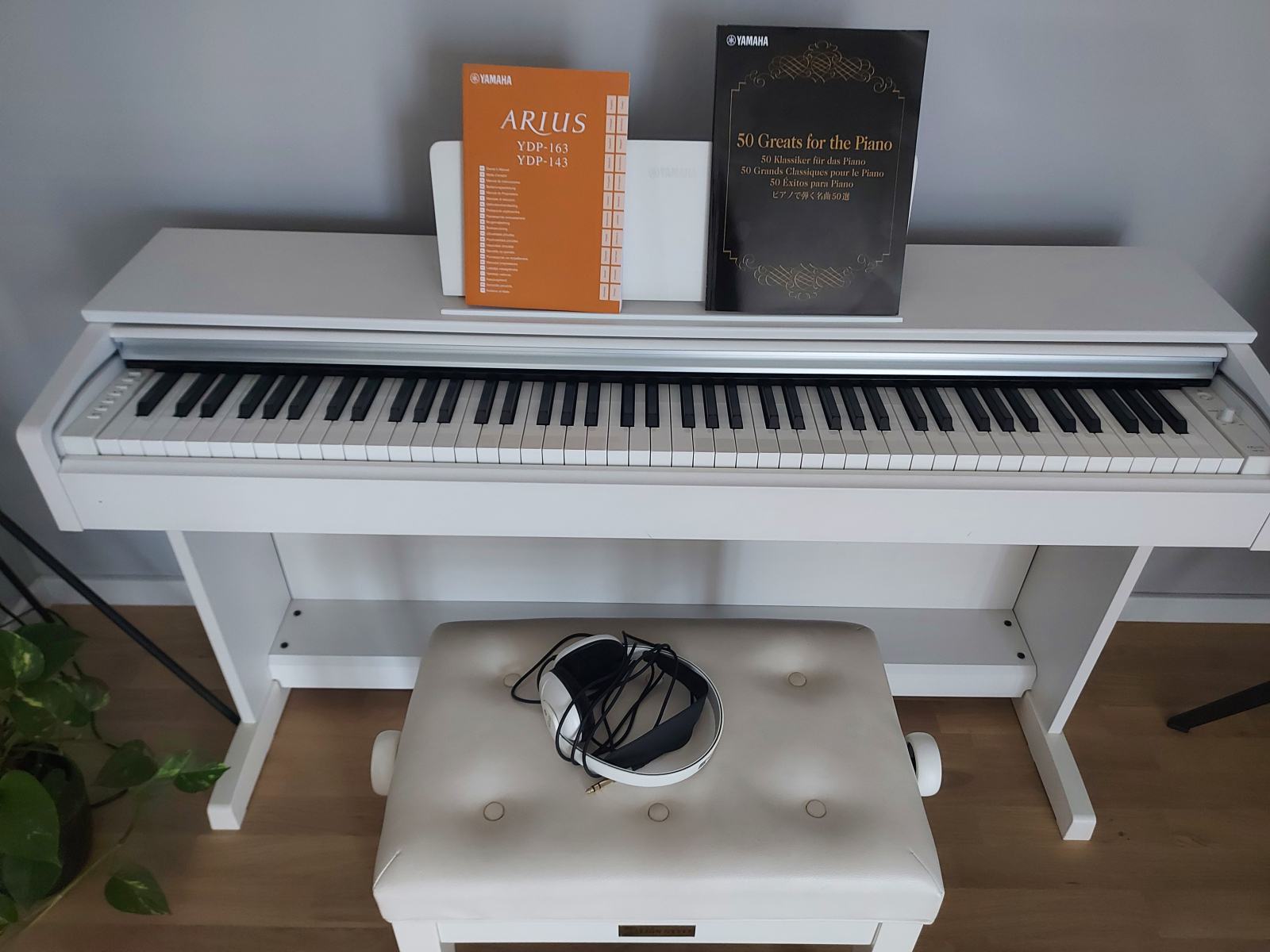SET YAMAHA digitalni pianino YDP 143 Arius WH