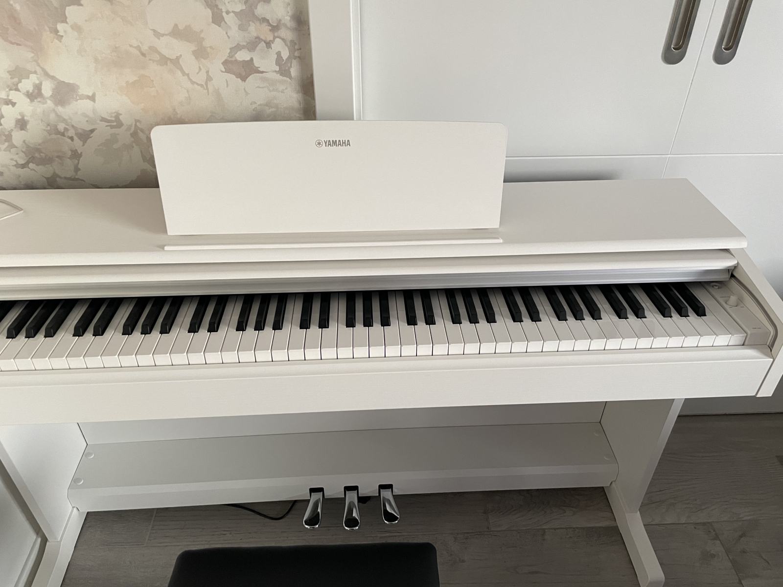 YAMAHA ARIUS YDP-145 WITH CHAIR