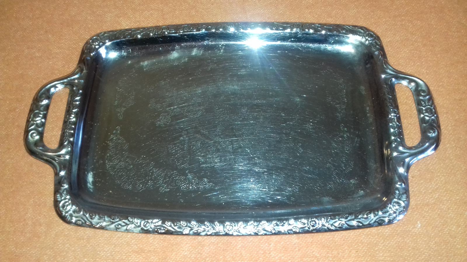 Metalni pladanj sa ručkama srednje veličine sa motivom pauna