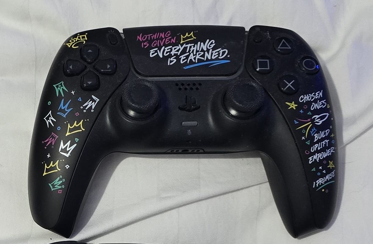 PS5 DualSense – LeBron James Limited Edition (Nothing is given…)