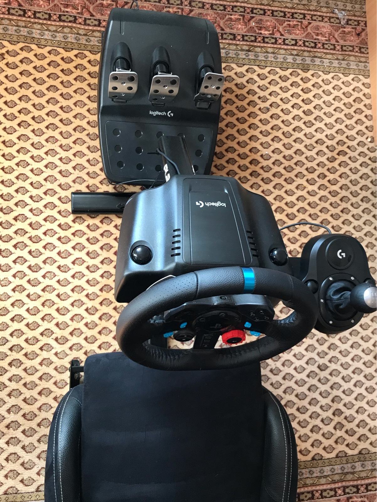 PRILIKA! Logitech G29 Volan + H-shifter + Playseat Alcantara