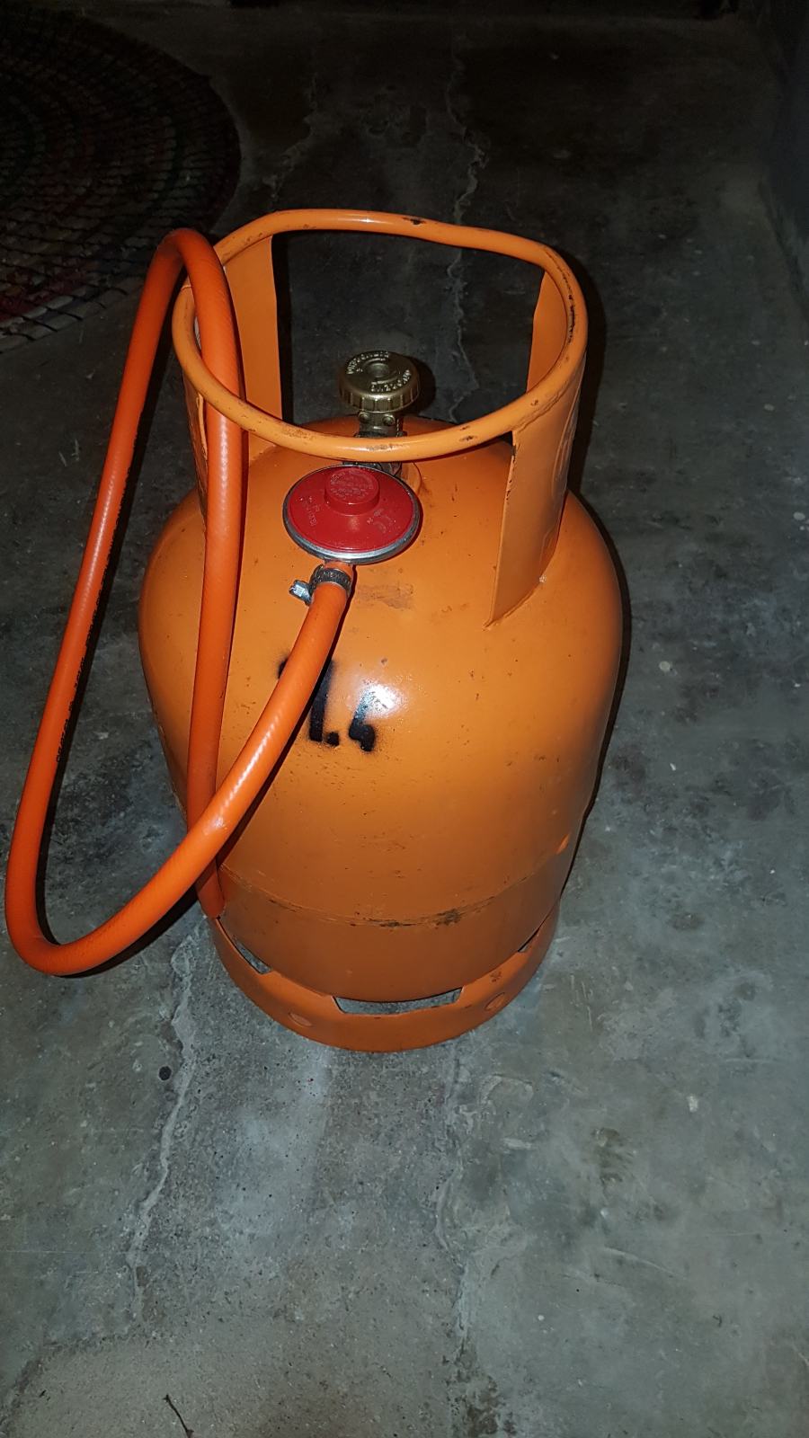 Plinska boca sa regulatorom i cijevi