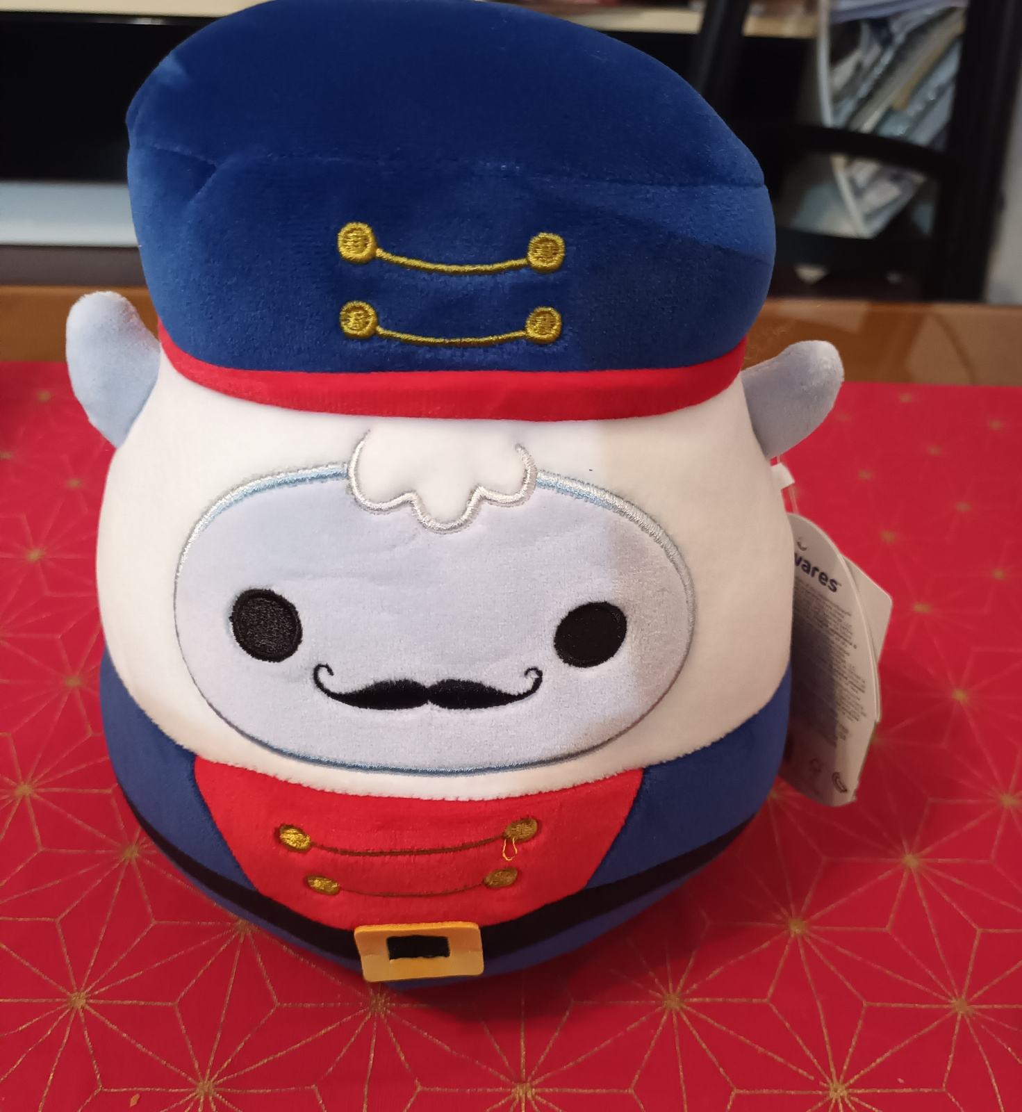 Squishmallows bijeli yeti Yuri u plavom odijelu
