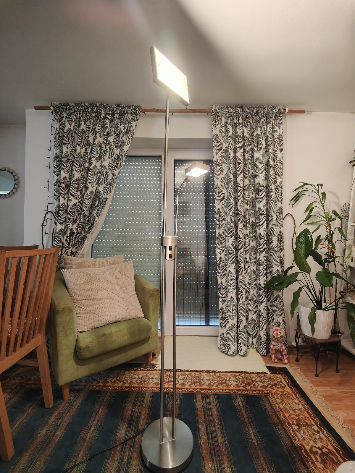 Masivna LED stojeća podna lampa