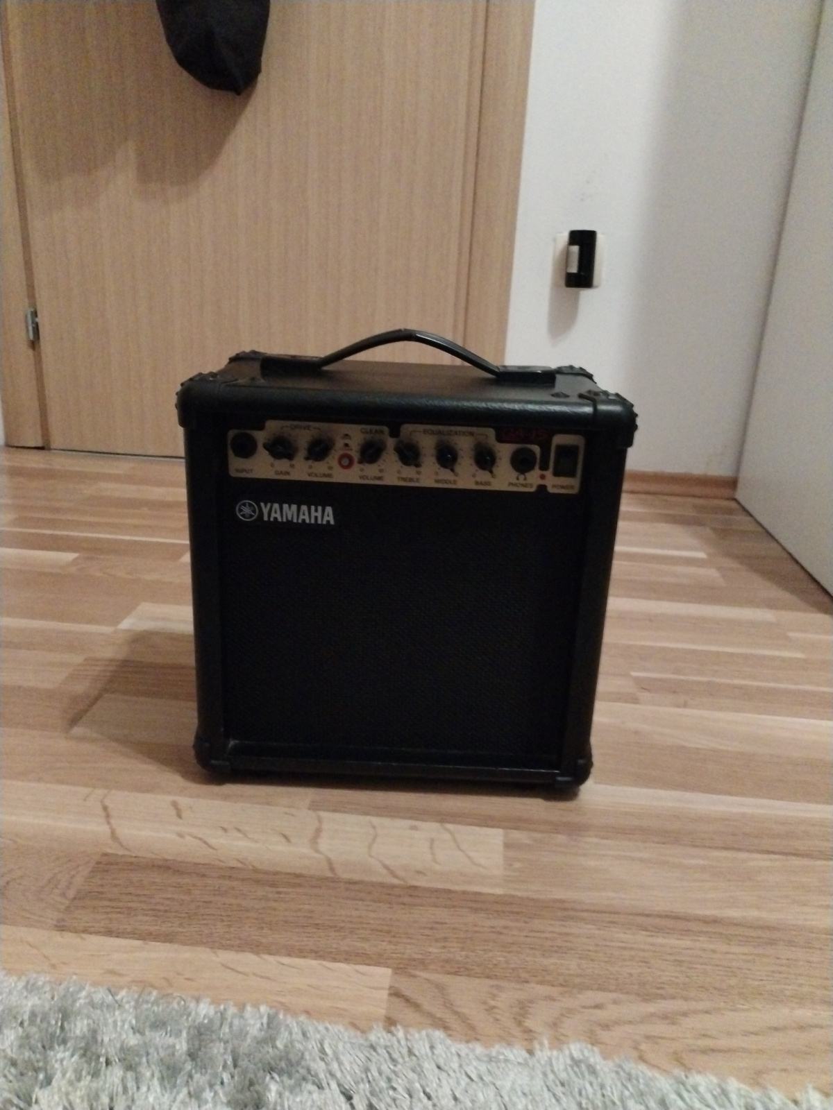 gitarsko pojacalo Yamaha GA-15