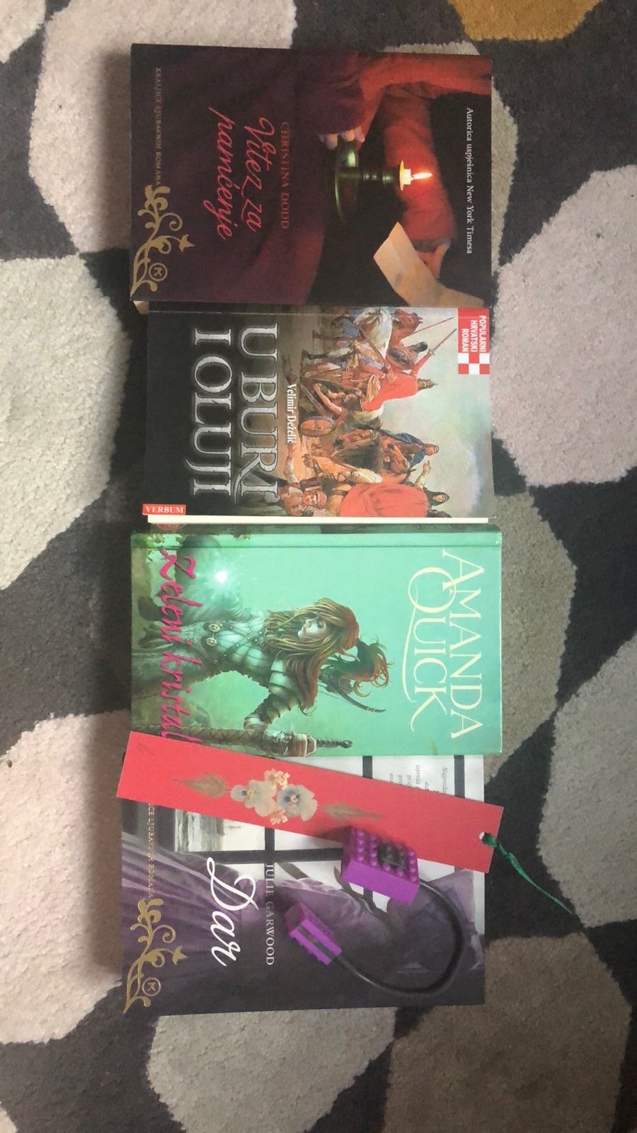 Knjige, bookmark, svijetiljka za citanje u mraku