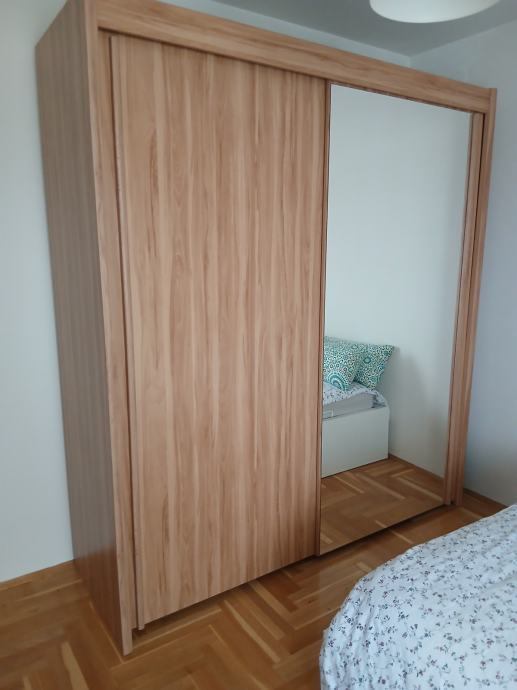 Ormar s kliznim vratima