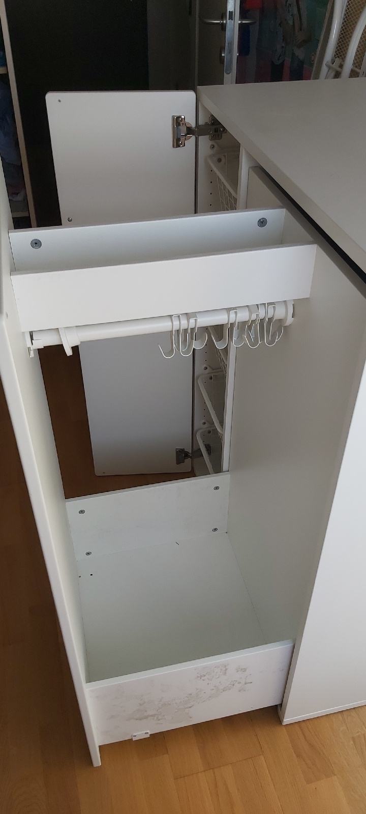 poklanjam 2 ormara i stolić