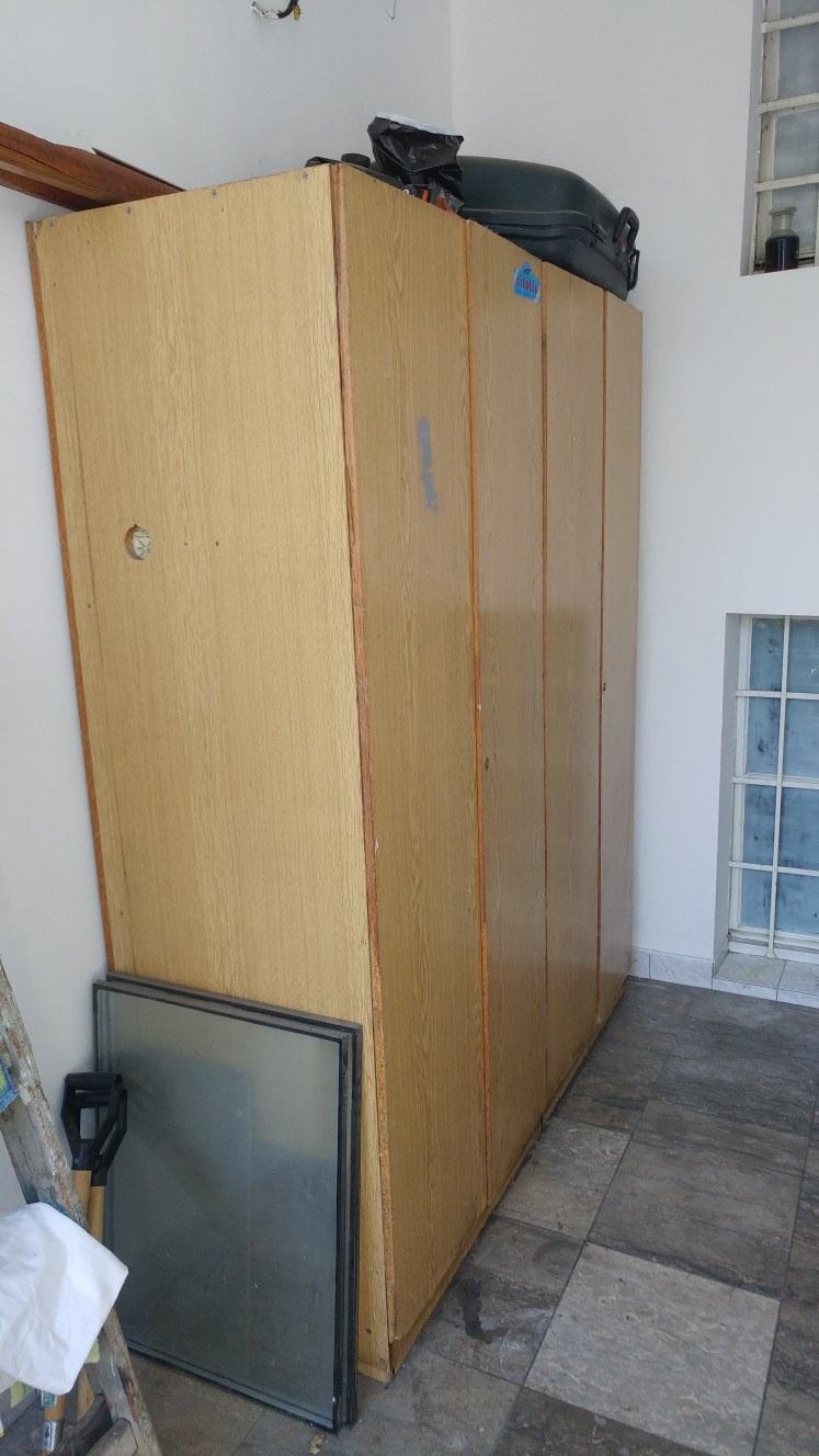 Poklanjam dva dvokrilna ormara