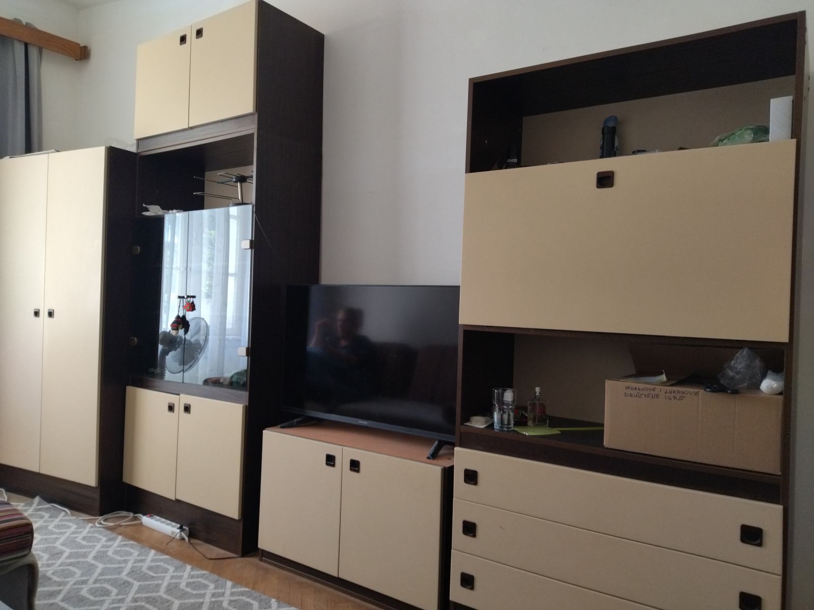 Poklanjam hitno namještaj