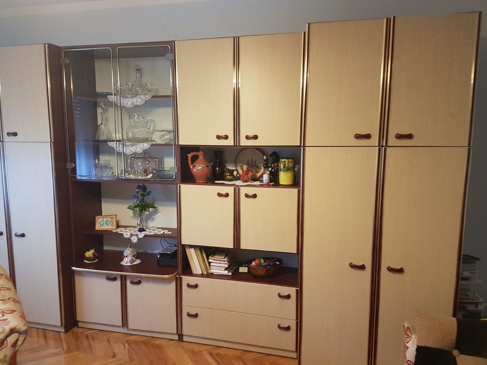 Poklanjam ormar u savršenom stanju