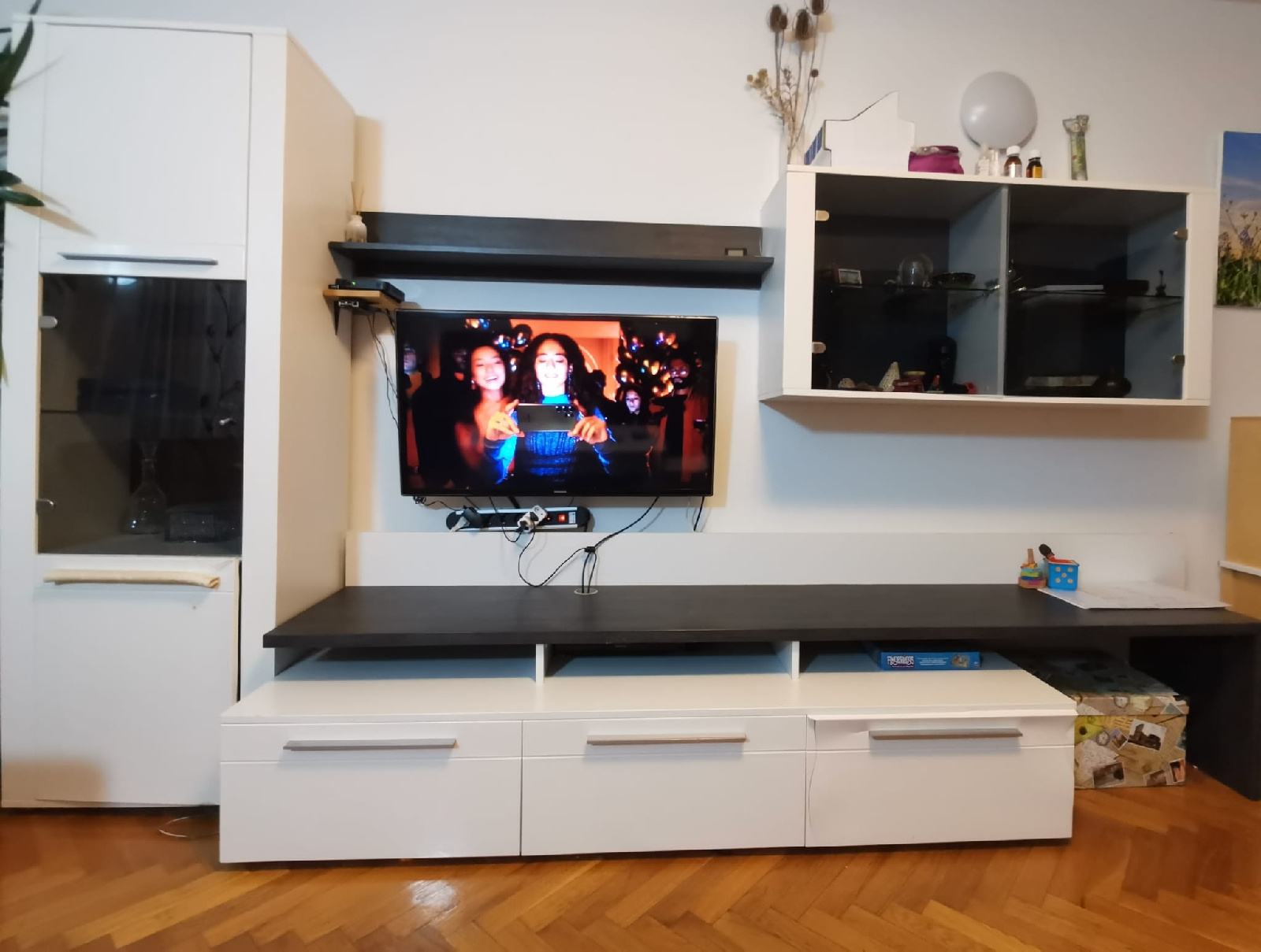 poklanjam ormare za dnevnu sobu hitno