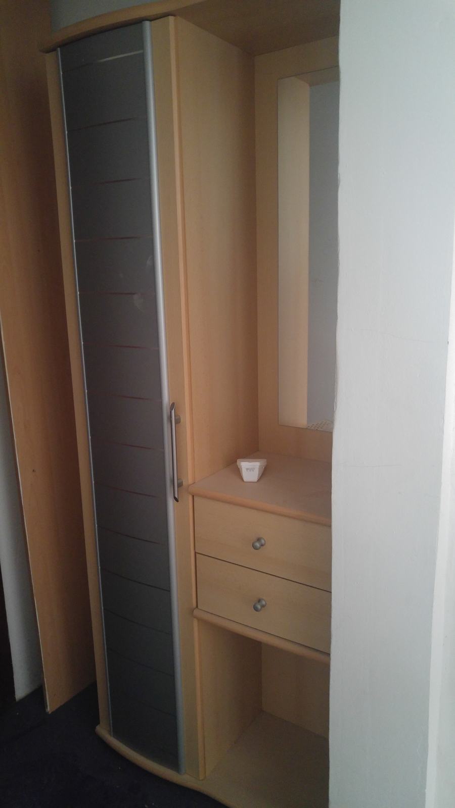 Poklanjam ormarić za predsoblje