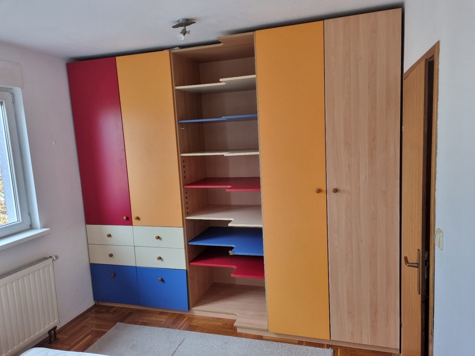 Poklanjam prekrasan 3-djelni ormar, svaki 1 x 2.5 m, dubina 60 i 80 cm