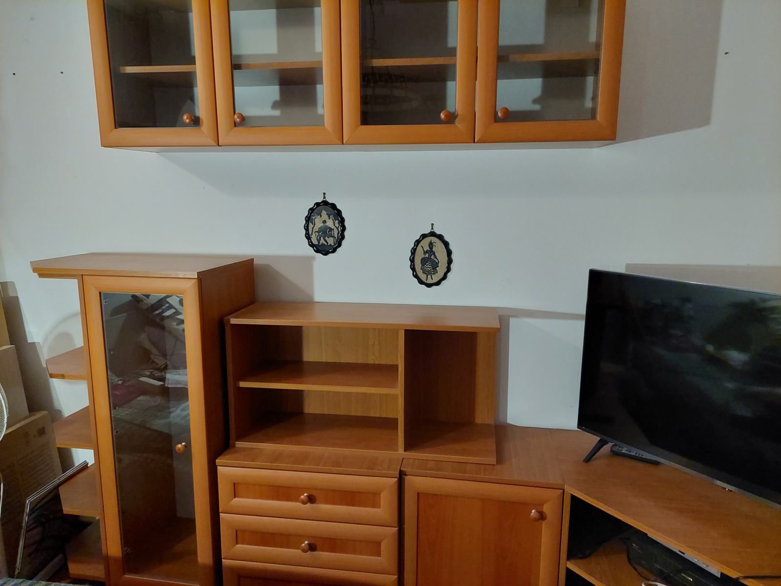 Poklanjam regal za dnevnu sobu