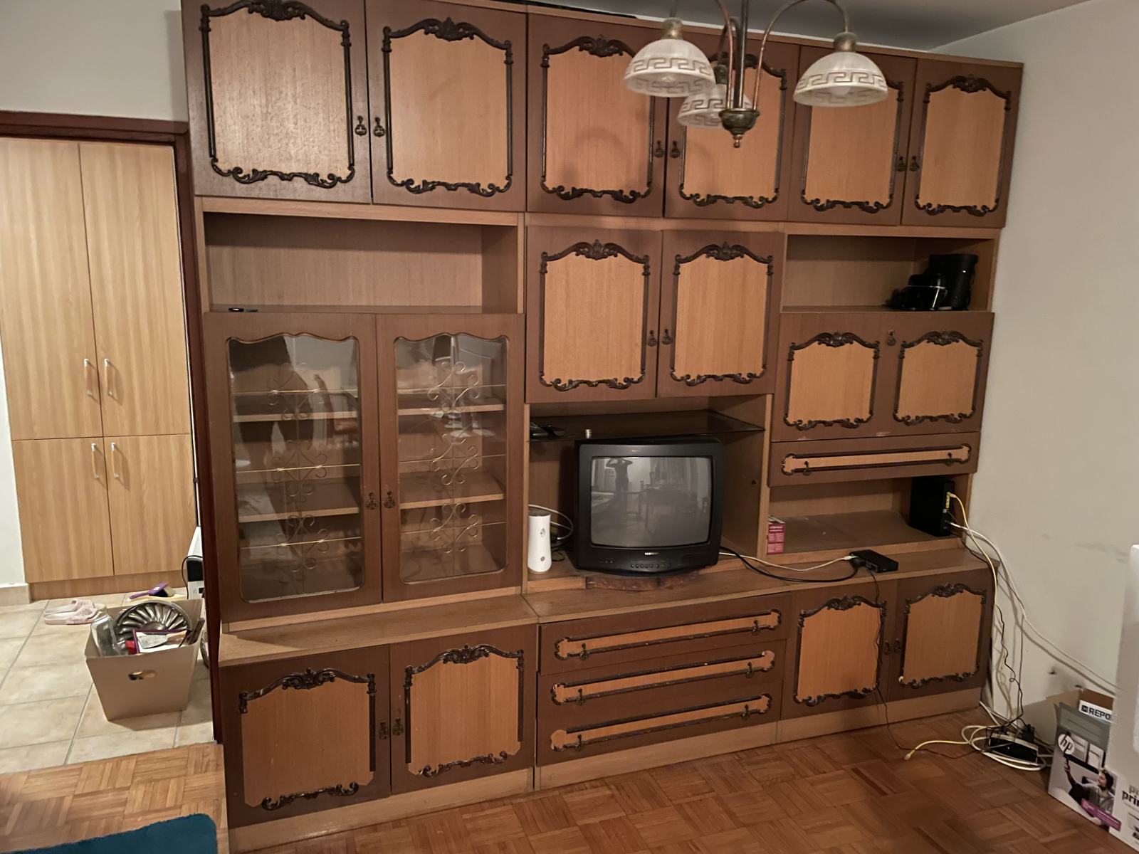 Poklanjam regal s ormarima za dnevnu sobu