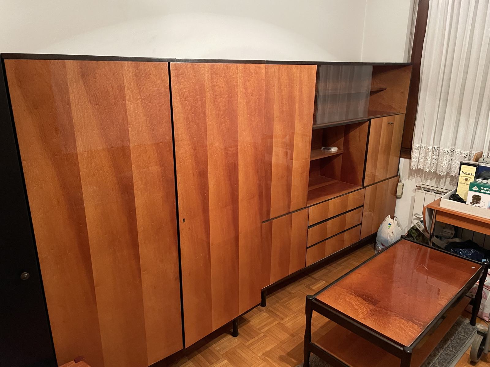 Poklanjam regal s ormarima za spavaću sobu