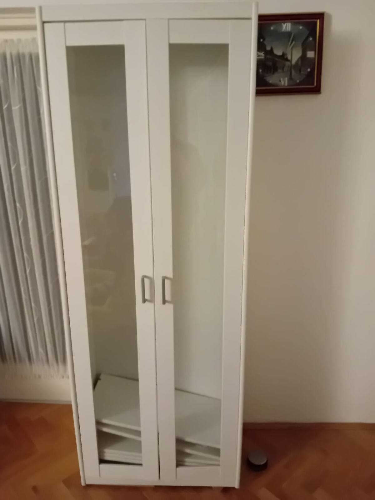 POKLANJAM STAKLENI ORMARIC