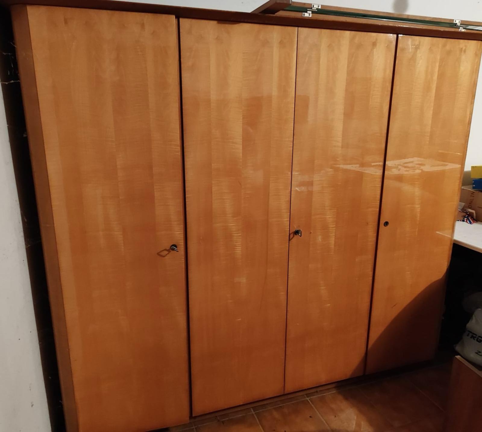 Poklanjam starinsku spavaću sobu