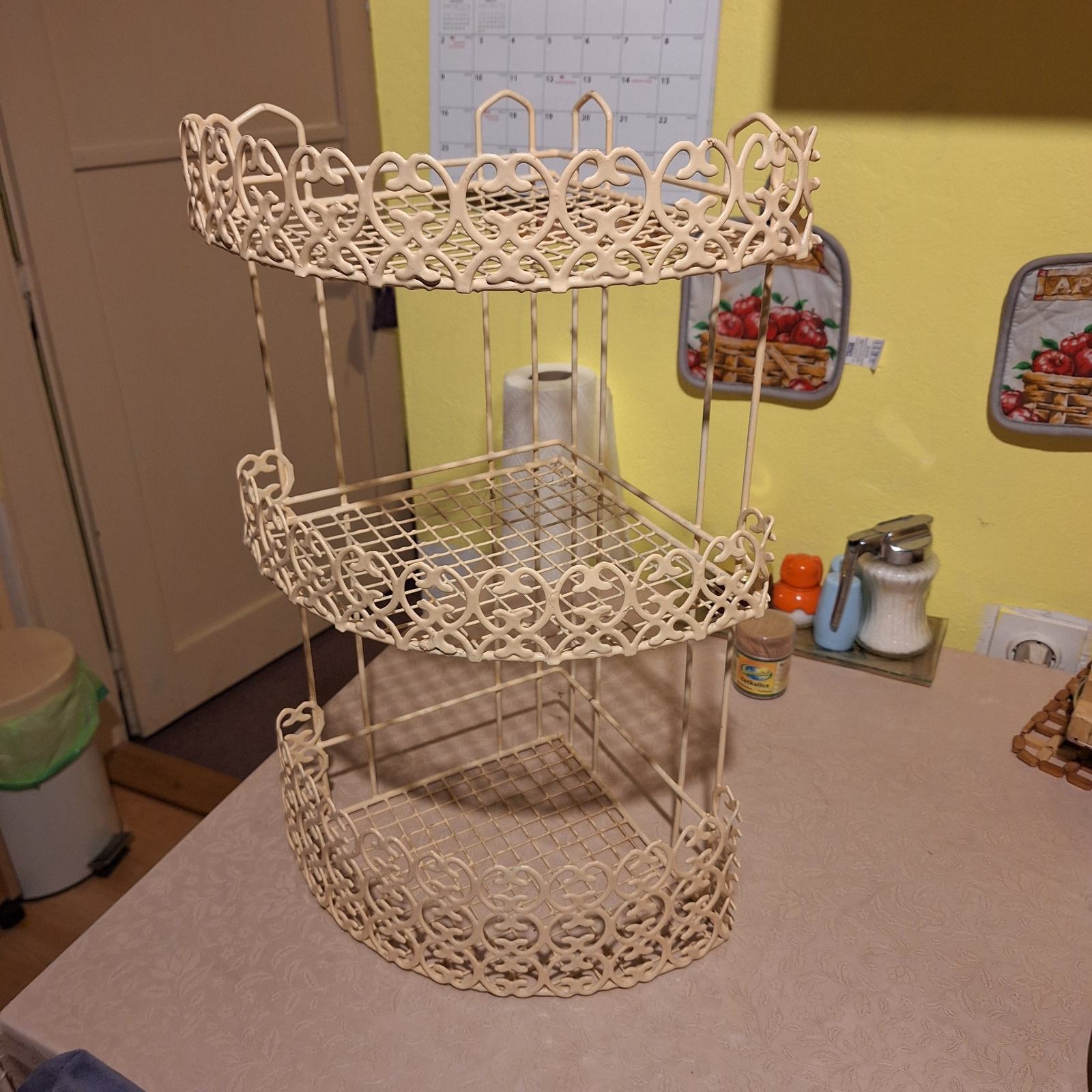 Poklanjam ukrasnu policu za cvijeće,metalna.