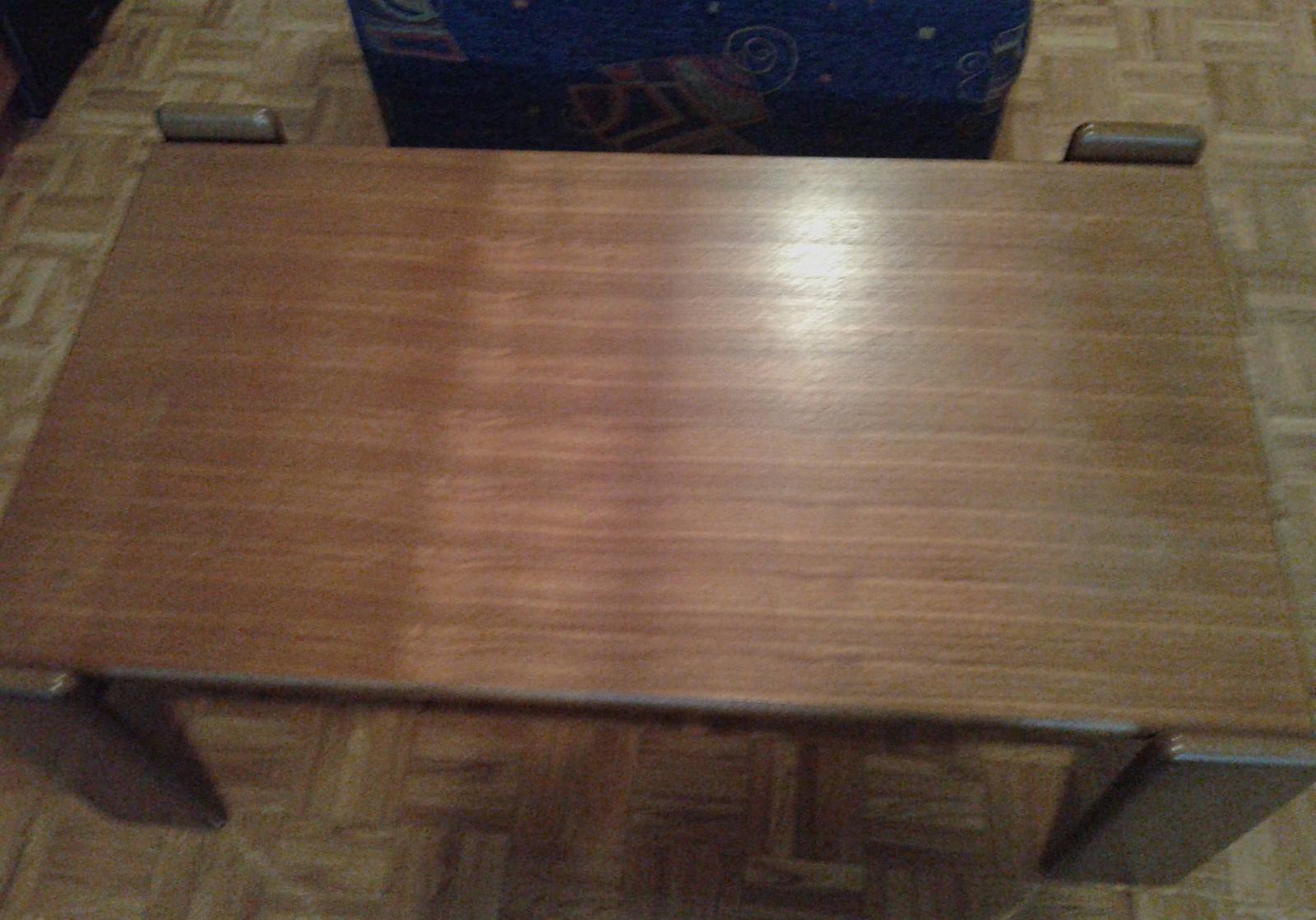 Poklanjamo drveni stolić za kavu