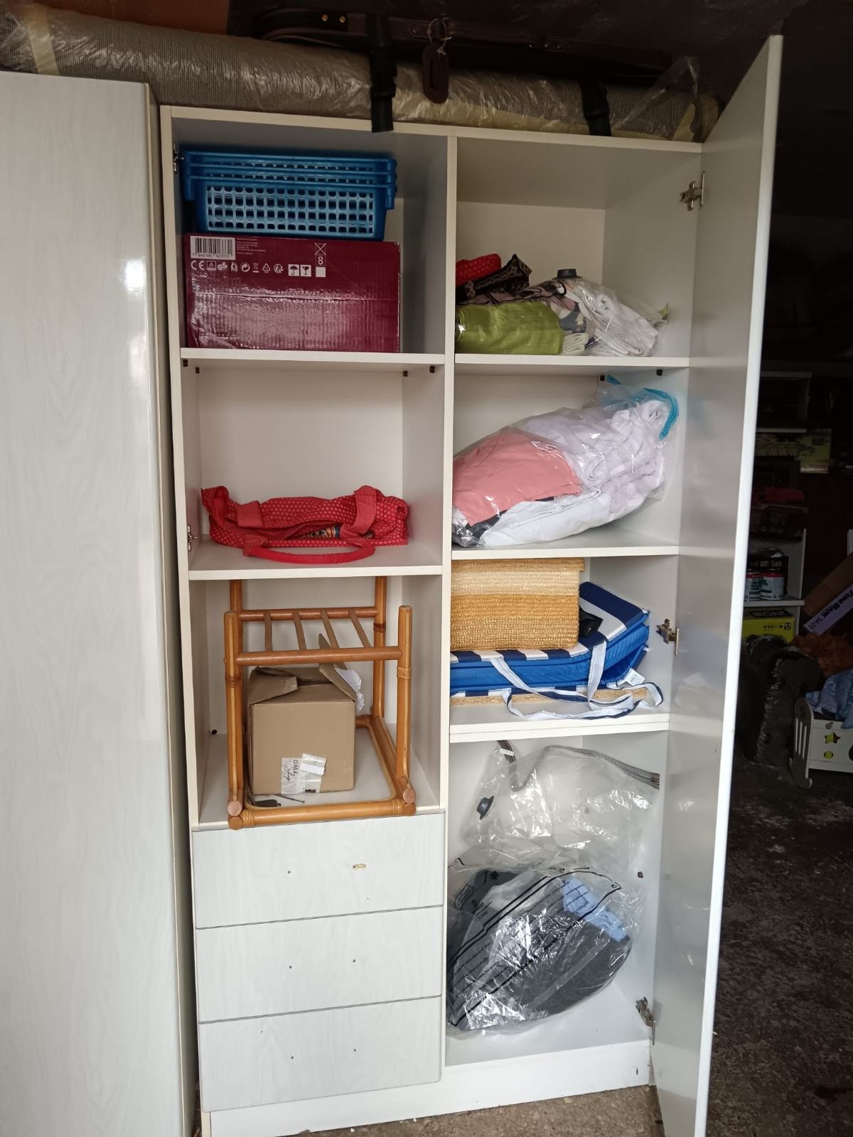 Poklanjamo dva ormara i komodu