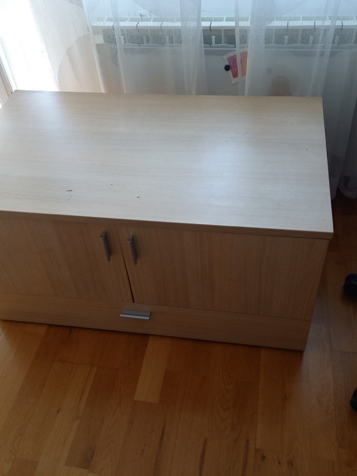 Poklanjamo ormarić, dio dnevnog boravka Alples